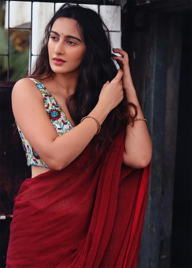 అందాలతో కుర్రాళ్లను ఆగమాగం చేస్తున్న మేఘా శుక్లా (ఫొటోలు) | Actress Megha Shukla Hot Photos In ...